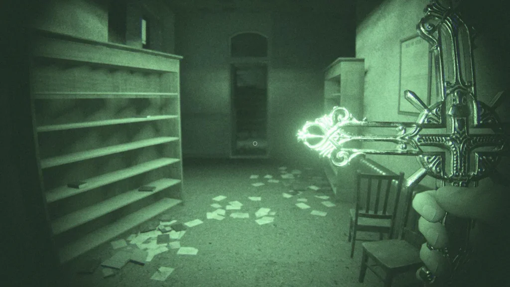 Phasmophobia: How to Use Head Gear (All Tiers Explained)